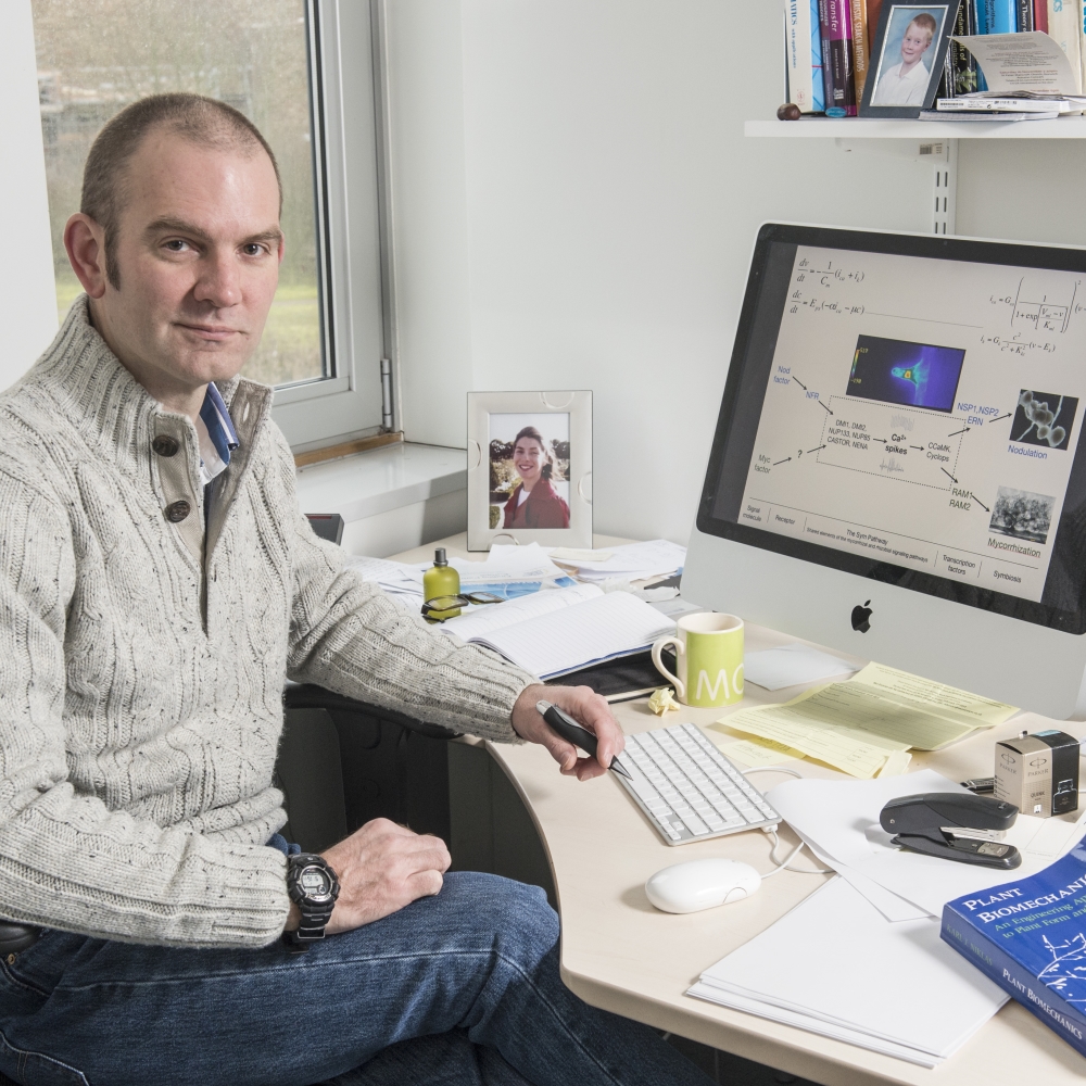 Professor Richard J Morris | John Innes Centre